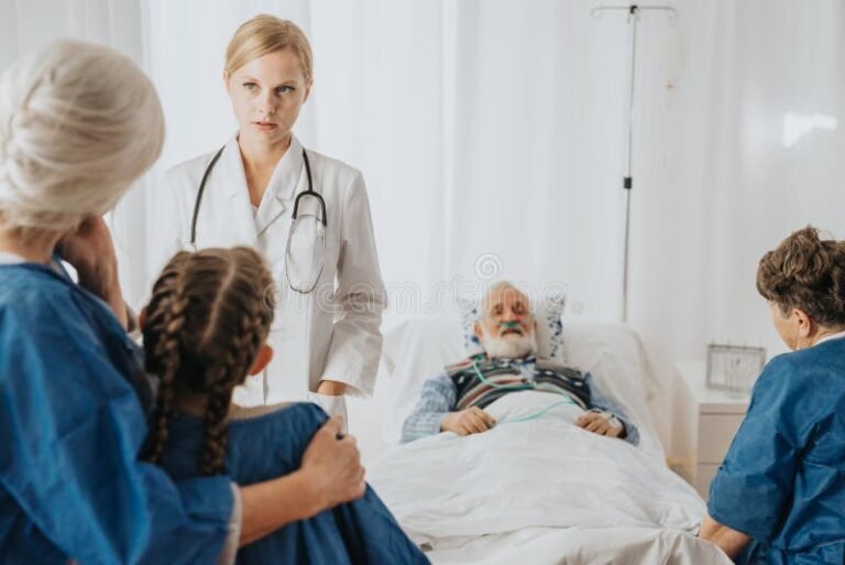 Conversando sobre la medicación con la familia del paciente ...